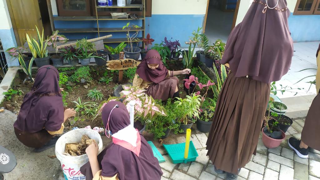 Mewujudkan Sekolah Bersih dengan Jumat Bersih