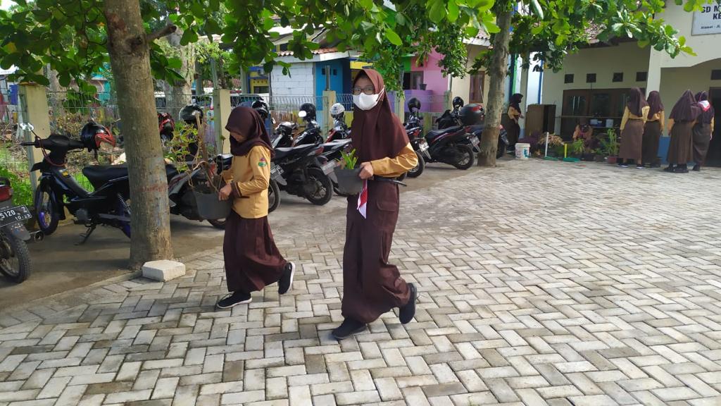 Mewujudkan Sekolah Bersih dengan Jumat Bersih